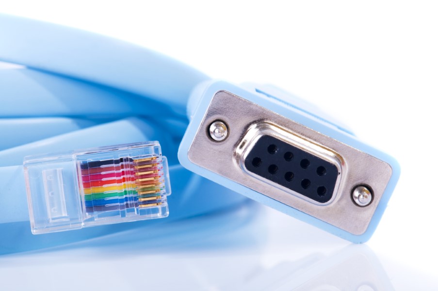 התחברות לשרת באמצעות SSH, כבל קונסול, ותוכנת Putty