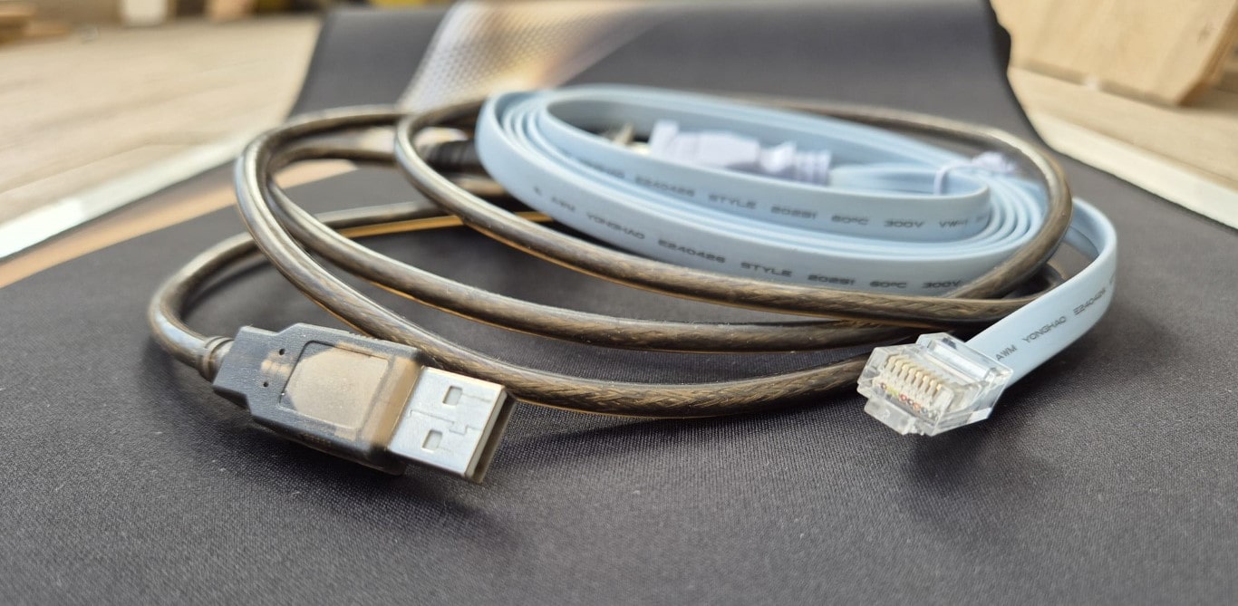 התחברות לשרת באמצעות SSH, כבל קונסול, ותוכנת Putty